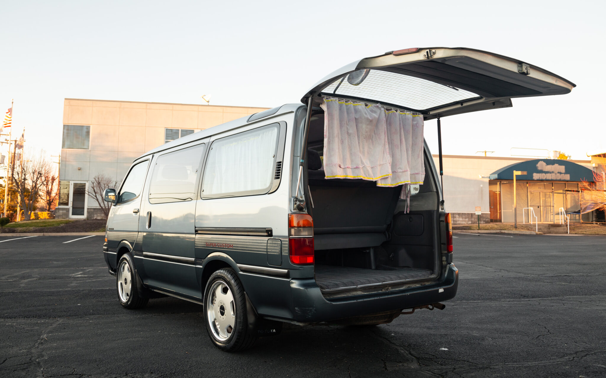 Toyota Hiace Super Custom with 5 Speed RWD Drivetrain